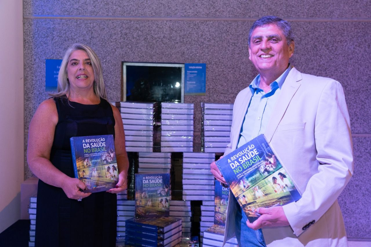 ABRAFARMA comemora 30 anos com livro que leva assinatura de jornalista ...