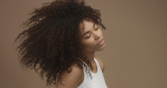 Guia do cabelo crespo: como cuidar, finalizar e manter os fios
